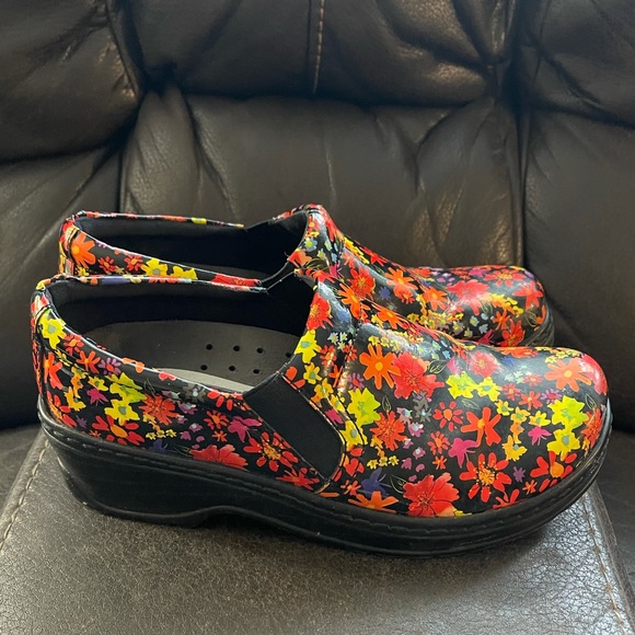 Klogs | Shoes | Klogs Nursing Shoes Flower Print Clogs Size M | Poshmark
